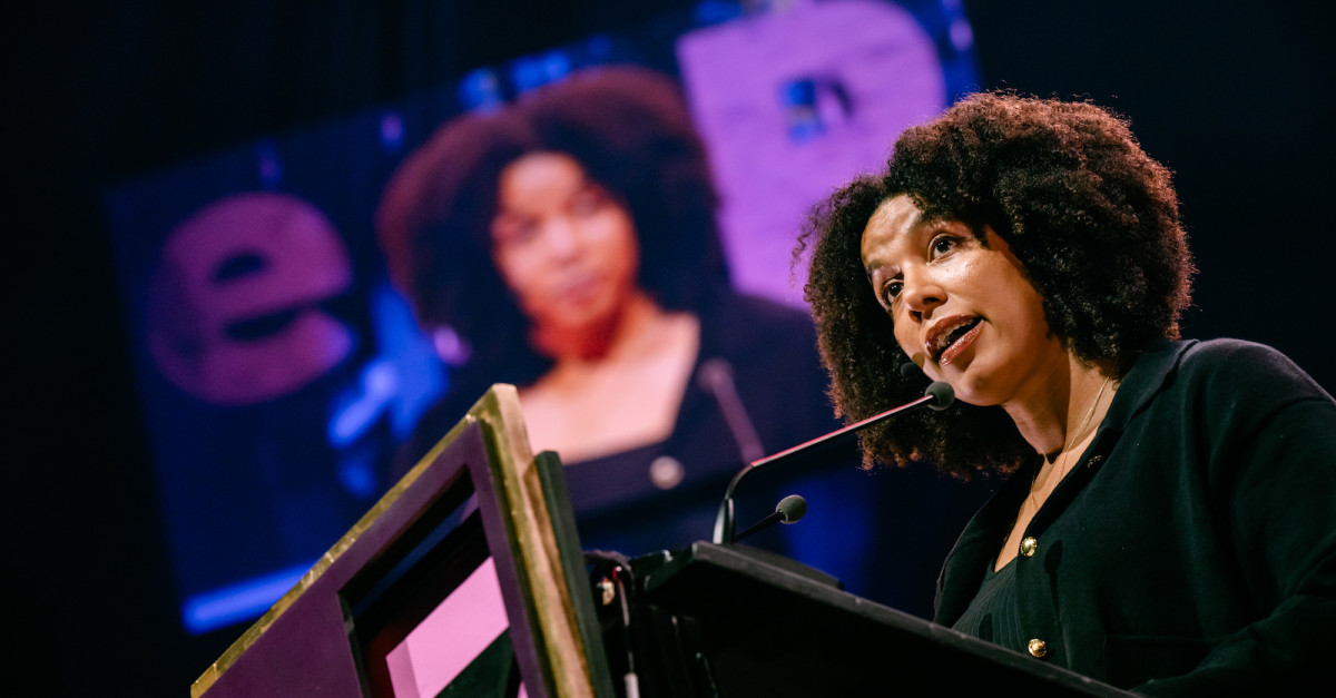 Simone Atangana Bekono haalde een ladder uit haar broekzak en worstelde ...